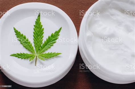 마리화나 잎 대마초 대 마 크림의 세부 사항대마초 주제 Als 개념 대 마 식물 약 제 오일 Cbd의 생물 및 생태 식물에서 크림 Stem 주제에 대한 스톡 사진 및 기타