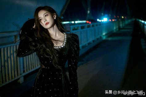 Li Yitong Wears A Black Velvet Skirt In A Beautiful Night Scene By The