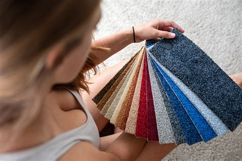 홈 인테리어 디자인 프로젝트에 대한 샘플에서 바닥과 가구 재료를 선택 꽤 여성 인테리어 디자이너 20 24세에 대한 스톡 사진 및 기타 이미지 Istock