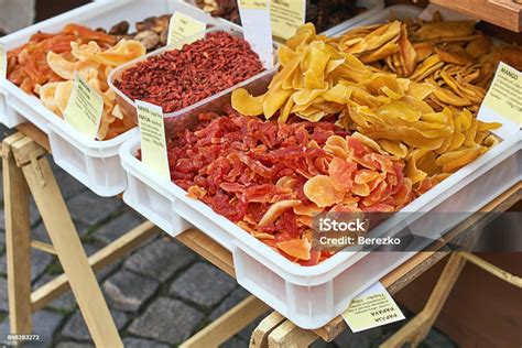 말린된 파파야 멜론 무화과 과일 망고 및 다른 간식 거리에 판매 되 고 거리에 대한 스톡 사진 및 기타 이미지 거리 건강한 생활방식 건강한 식생활 Istock