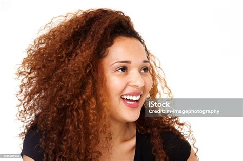 격리 된 흰색 배경 웃 고 곱슬 머리를 가진 아름 다운 젊은 여자 20 29세에 대한 스톡 사진 및 기타 이미지 20 29세 곱슬 머리 네덜란드 Istock