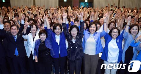 추미애 대표 6·13 지방선거 여성 당선자들과 만세