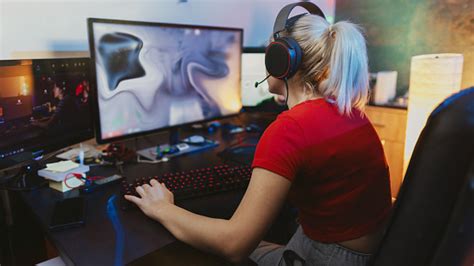 십대 소녀 재생 멀티 플레이어 게임 에 데스크톱 Pc 에 그의 어두운 방 20 24세에 대한 스톡 사진 및 기타 이미지 20 24세 Brand Name Video