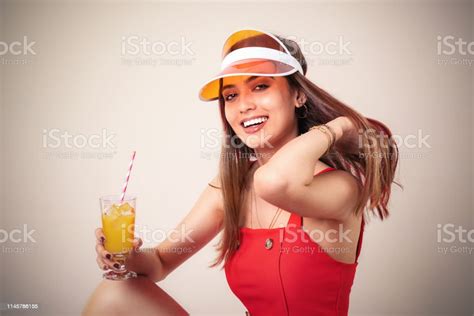 라이프 스타일 개념입니다 칵테일을 마시는 젊은 아름 다운 여자의 초상화 주황색에 대한 스톡 사진 및 기타 이미지 주황색 여자 한 명의 여자만 Istock