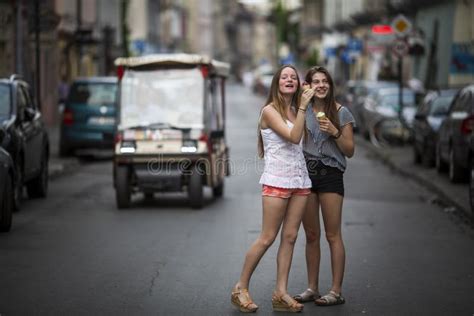 Chicas Lindas Las Novias Me Comen En Medio De La Calle Imagen De Archivo Imagen De Alegre