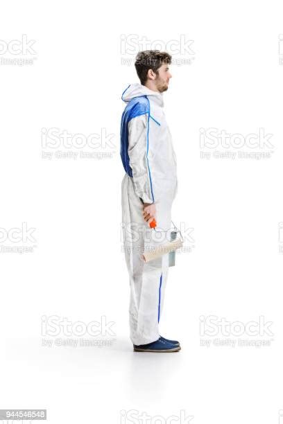 페인트 롤러로 젊은 남성 장식 그리기 상승 흰색 배경에 절연 사다리 가정 생활에 대한 스톡 사진 및 기타 이미지 가정 생활 가정의 방 개선 Istock