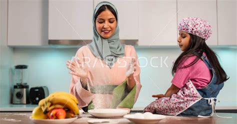 تعليم البنات مهنة الطهي ام عربيه سعودية خليجية محجبه تقوم بتحضير