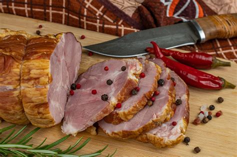 조각 칼 멀티 컬러 딸기 완두콩 붉은 고추 파슬리 딜 및 바질로 나무 도마에 육즙이 많고 맛있는 돼지 고기 베이컨 조각 육류 제품의 개념 가정 생활에 대한 스톡 사진 및