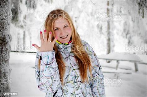 카 르 파 티아 산맥에 눈에 행복 한 여자입니다 에 숲과 스키 슬로프의 배경 닫습니다 겨울 자연입니다 서 있는 여자의 약혼