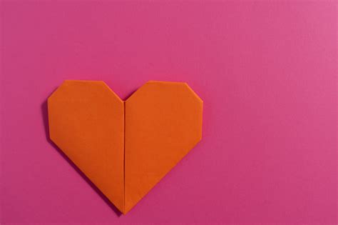 사랑에 빠진 커플을 위한 발렌타인 데이를 축하하기 위해 컬러 페이퍼로 만든 종이 접기 하트 2월에 대한 스톡 사진 및 기타 이미지 2월 갈색 개념 Istock