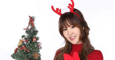 여자 싸이 윤수현 크리스마스 인증샷 공개 귀여운 산타가 여기 있네