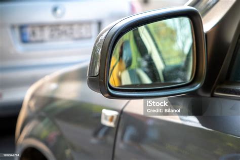 주차장의 길 가에 연석 근처에 주차 된 자동차의 백미러를 닫습니다 0명에 대한 스톡 사진 및 기타 이미지 0명 거리 거울