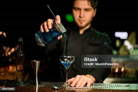 전문 남성 바텐더는 스트레이너 필터를 통해 유리에 측정 컵에서 알코올 음료를 부어 각얼음에 대한 스톡 사진 및 기타 이미지 각얼음 갈색 강철 Istock