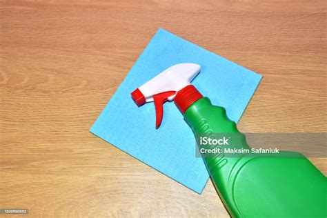 보라색 배경에 세제 스프레이 클리너 창문 세척 및 청소 용 세제 가사 집안일에 대한 스톡 사진 및 기타 이미지 가사 집안일 가정 생활 가정 주방 Istock