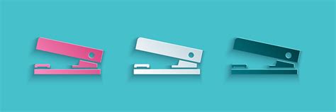 파란색 배경에 격리 된 용지 컷 사무실 스테이플러 아이콘 스테이플러 스테이플 종이 골판지 사무 장비 종이 아트 스타일 벡터