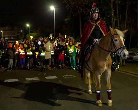 Mit Laternen echtem Pferd und großem Feuer Nieder Olmer St