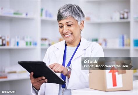 고위 여성 약사 및 약국의 재고 검사 또는 물류 재고를 위한 태블릿 의료 또는 의료 분야의 성숙한 여성 기술 검사 의약품 체크리스트 공급망에 대한 스톡 사진 및 기타 이미지