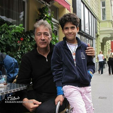 تصویری از دوران کودکی ملیکا محمدی در کنار ناصر حجازی خبرورزشی