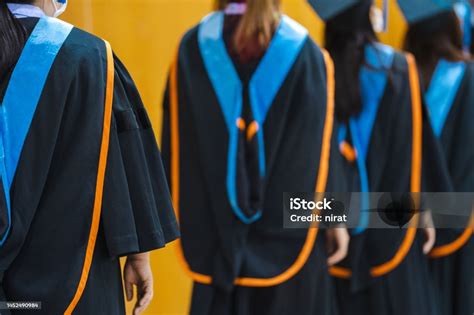 개념 교육 축하 및 졸업식 졸업식 도중 대학에 있는 졸업생을 축하했습니다 뒤편 졸업 검정 모자 대학의 졸업 성공 졸업생 도중 공부에 대한 스톡 사진 및 기타 이미지 Istock