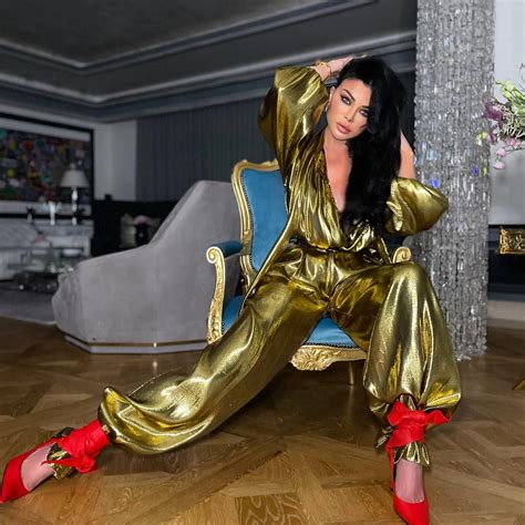 هيفاء وهبي فى إطلالة جديدة باللون الذهبي صور بوابة أخبار اليوم