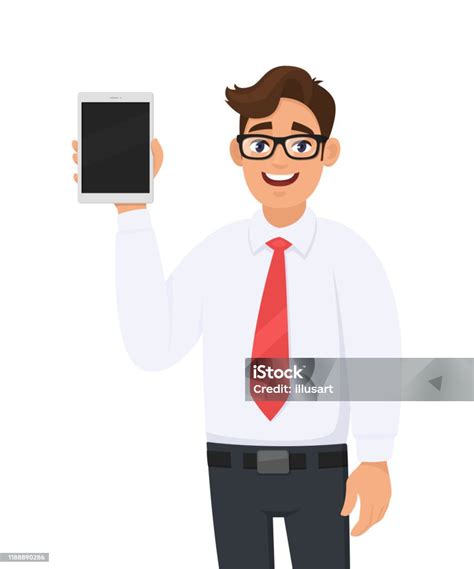 새로운 브랜드 태블릿 전화를 보여주는 행복한 젊은 사업가 디지털 패드를 들고 있는 사람 남성 캐릭터 디자인 일러스트 벡터 만화 스타일의 현대 기술 장치 가젯 라이프 스타일
