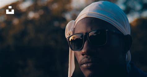 선글라스를 끼고 머리에 스카프를 두른 남자 사진 Unsplash의 무료 액세서리 이미지