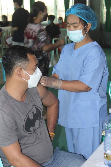 အလုံမြို့နယ်၌ အသက် ၄၀ နှစ် အထက် ပြည်သူများအား ကိုဗစ် ၁၉ ရောဂါ ကာကွယ်ဆေး ဒုတိယအကြိမ် ထိုးနှံပေး