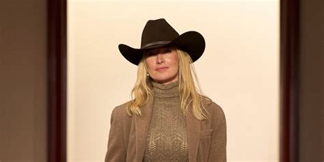 이번 가을 겨울 가방 하나만 산다면 제철맞은 스웨이드 백 싱글즈