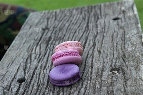 美味多色的蛋白杏仁饼饼干水平画幅蓝色蛋糕面包店小吃草