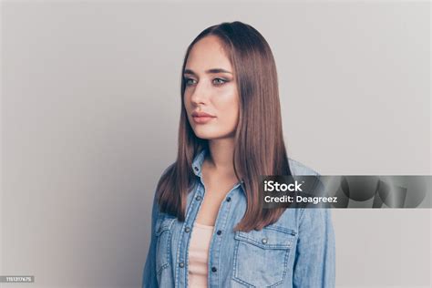 멋진 좋은 예쁜 젊은이 사람의 초상화는 행복 한 음 마음 생각을 입고 세련 된 봄 의류 고립 된 은색 배경 느낌 갈색 머리에 대한 스톡 사진 및 기타 이미지 Istock