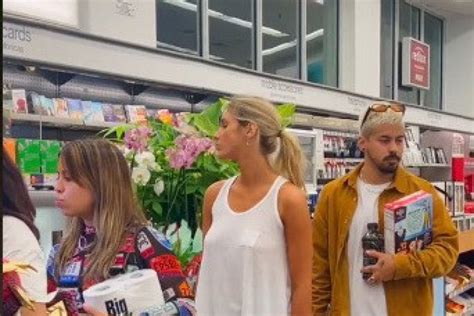 Stajala Je U Redu A Onda Odjednom Zaigrala Grudima Okantna Scena U Prodavnici Ta To Ova