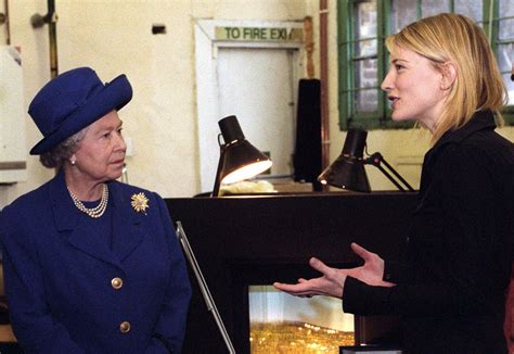 Las Imágenes De La Reina Isabel Ii Con Actores De Hollywood
