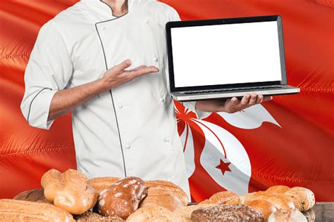 홍콩 국기와 빵 배경에 노트북을 들고 베이커 요리사가 복사 공간에 대 한 균일 한 포인팅 빈 화면을 착용 고급 요리에 대한 스톡 사진 및 기타 이미지 Istock