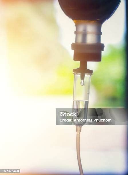 식염수 Iv 드립 유체 정맥 드롭 병원 방 의료 개념 치료 응급 및 주입 약물 주입 치료 화학 요법 플레어 빛 배경 0명에 대한 스톡 사진 및 기타 이미지 Istock
