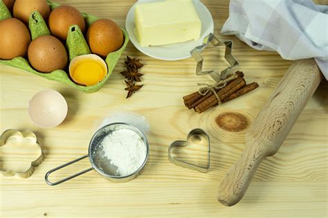 요리를위한 배경 벽지입니다 밀가루를 뿌린 테이블에는 베이킹 도구와 주방 장비가 있습니다 다양한 유형의 쿠키 커터 세트입니다 가정 주방에 대한 스톡 사진 및 기타 이미지