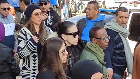 انتهاء صلاة الجنازة على والد مي فاروق وانهيار الفنانة صور