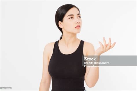 스킨 케어 와 스파 컨셉 흰색 배경에 고립 된 복사 공간을 보여주는 메이크업을 가진 아시아 젊은 여성 템플릿 빈 티셔츠 20 24세에 대한 스톡 사진 및 기타 이미지