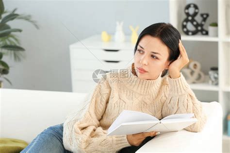 美丽的女人在家看书高清图片下载 正版图片504587731 摄图网