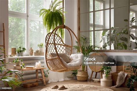 그네 식물 창문 등나무 화장실 나무 벤치 꼰 커피 테이블 둥근 카펫 및 개인 액세서리가 있는 보호 거실 구성의 인테리어 디자인