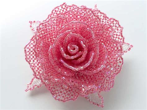 手作りビーズコサージュのお店【カザリ咲色】チェリーピンクのキラキラ薔薇ビーズコサージュ ビーズ ビーズフラワー ビーズ細工