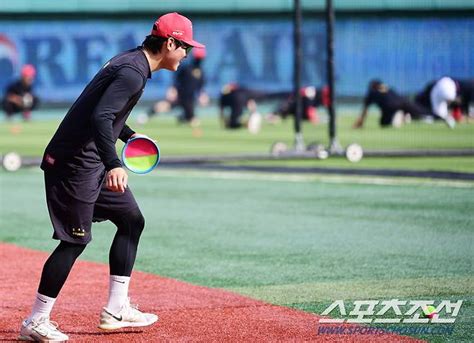 독특한 찍찍이 캐치볼 수비 실책 1위 김도영 유쾌한 수비 훈련 마치고 드디어 터진 미소 인천현장