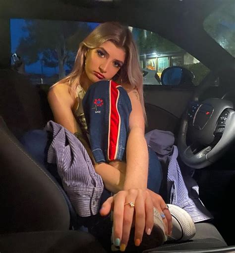 Dcéra Charlieho Sheena Si Zarába Vlastným Telom Už Je To Rok čo Sa Verejne Ponúka Foto