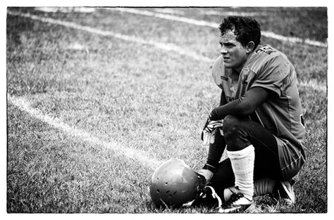 무료 이미지 남자 검정색과 흰색 사람들 스포츠 사진술 단색화 싸움 미식 축구 영감 실패 패배 흑백 사진