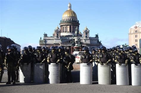 Частных охранников обязали помогать Росгвардии в Петербурге - BBC News ...