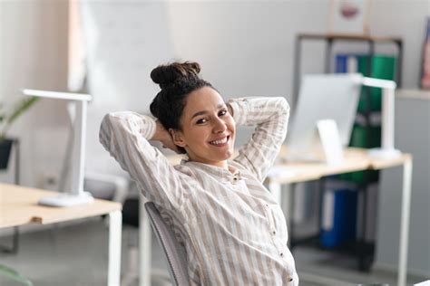 머리 뒤로 손을 얹고 사무실 인테리어에서 휴식을 즐기는 행복한 편안한 여성 직장에 앉아 사무실에 대한 스톡 사진 및 기타 이미지