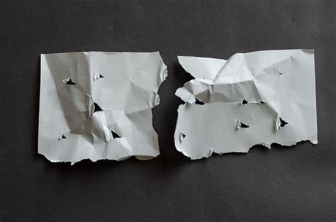 백서에 구멍과 긁힌 자국 회색 배경에 찢어진 구겨진 종이 0명에 대한 스톡 사진 및 기타 이미지 0명 가능성 가시 Istock