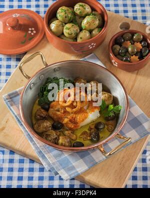 Typische Portugiesische Gericht Bacalhau À Lagareiro Kabeljau Mit Olivenöl Zwiebeln Und