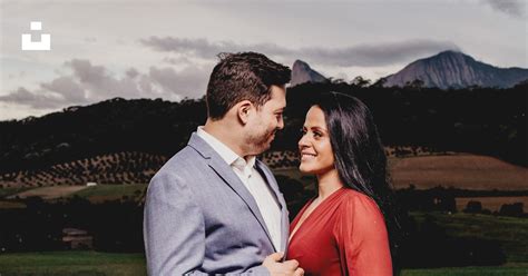 회색 정장 재킷을 입은 남자와 빨간 드레스를 입은 여자가 푸른 잔디밭에 서 있다 사진 Unsplash의 무료 의복 이미지