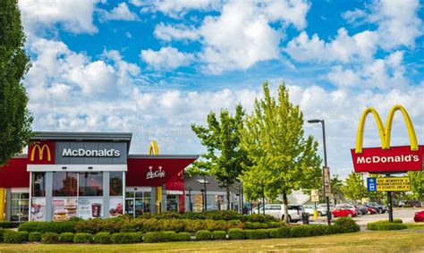 Mcdonald S Restaurant In Surrey Canada Mcdonald Stores Drive Thru Open