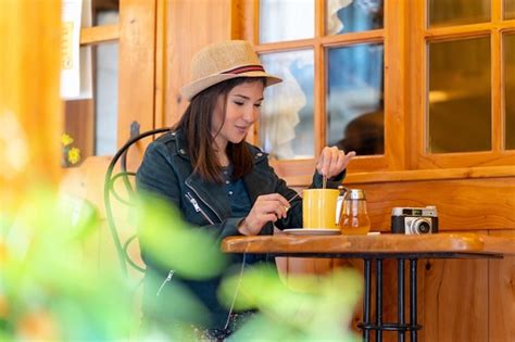 카페 테라스에서 차를 마시는 사진 카메라를 가진 관광 소녀 봄 여름 휴가 여행 가냘픈에 대한 스톡 사진 및 기타 이미지 가냘픈 가방 가죽 Istock